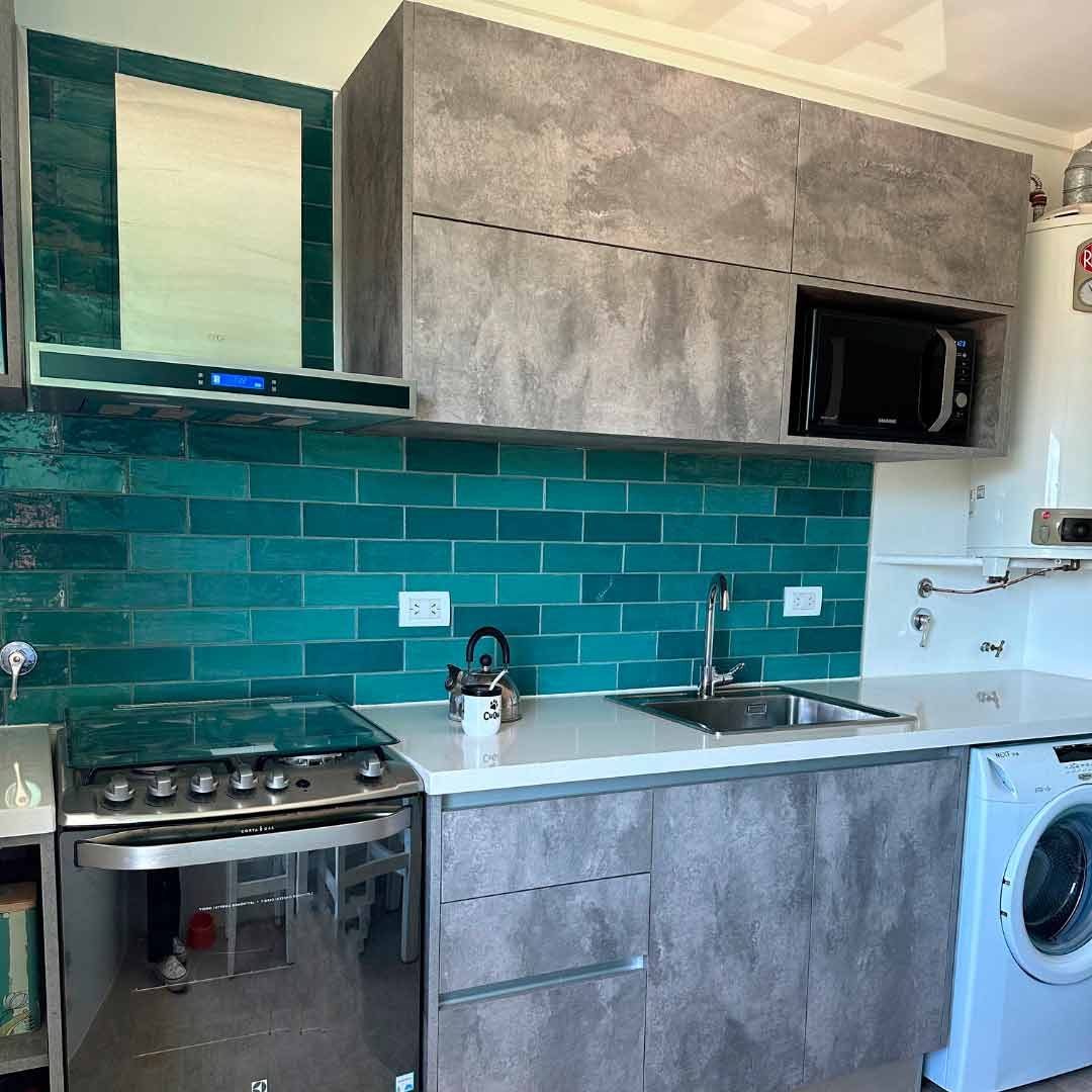 Diseño de cocina lineal y estética mediterránea con azulejos...